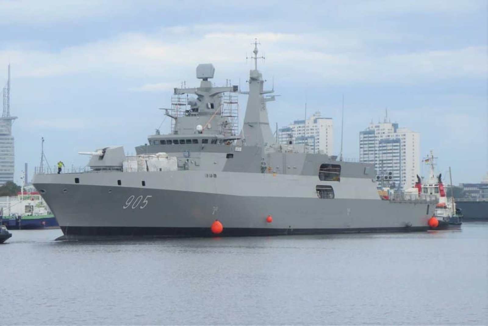 شاهد لحظة وصول الفرقاطة العزيز من طراز MEKO-A200 إلى قاعدة الإسكندرية لتنضم إلى القوات البحرية ...