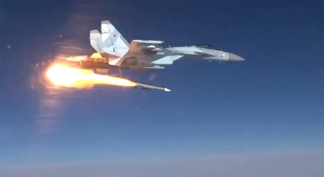 مقاتلات "سو-35 إس" الروسية تبدأ في استخدام صاروخ K-77M جو-جو الجديد ...