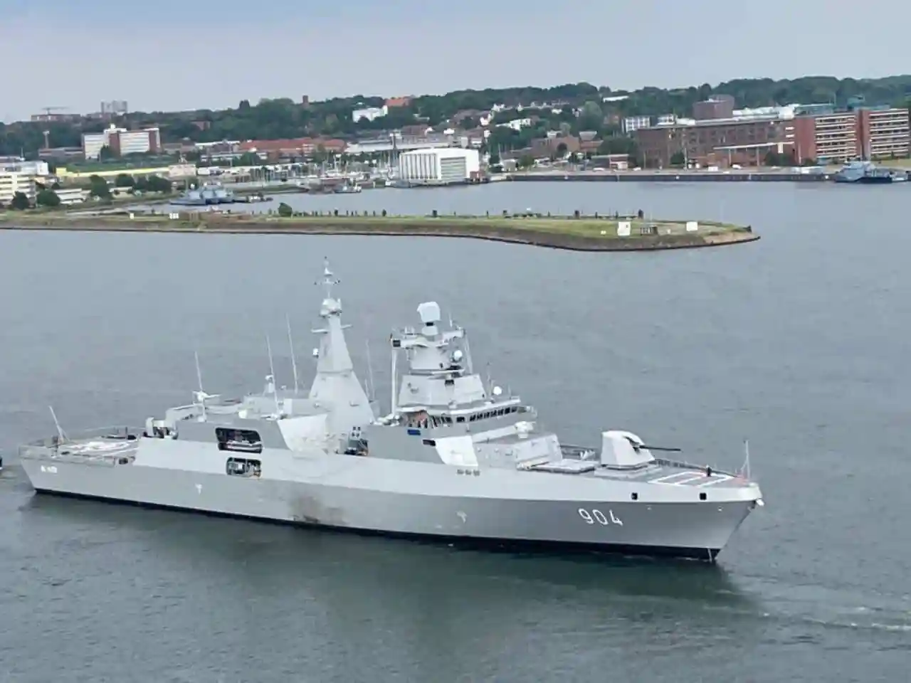 واحدة من أقوى السفن الحربية في العالم.. البحرية المصرية تستلم الفرقاطة الثانية من طراز MEKO A ...