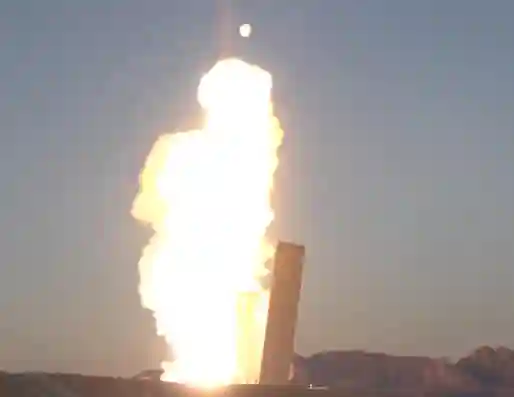 لأول مرة، إطلاق صاروخ Patriot PAC-3 MSE المضاد للطائرات من منصة الإطلاق العمودية Mk-70، مما ...