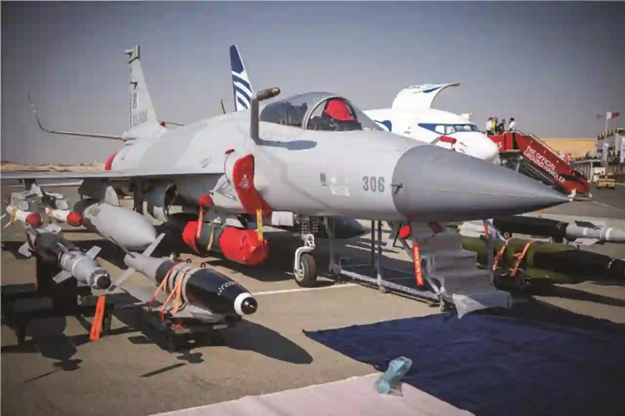 وسط اهتمام دول الشرق الأوسط بها،، باكستان تعرض مقاتلتها المتقدمة JF-17 ...
