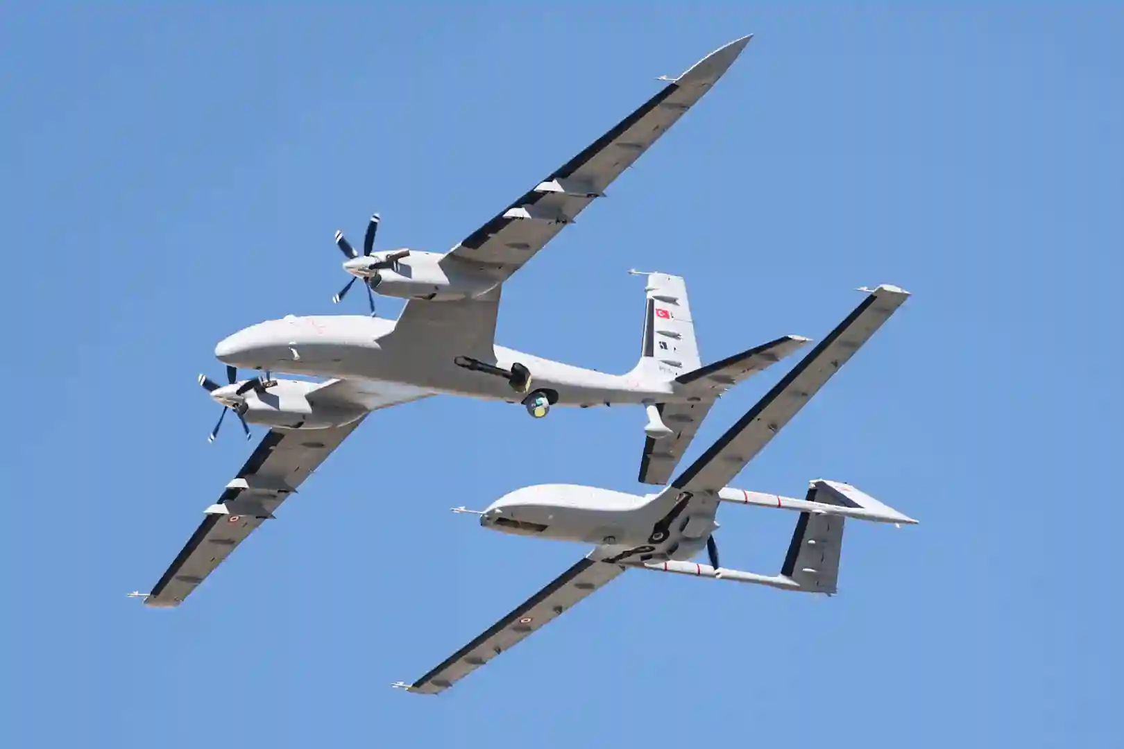 قوات الدعم السريع تسقط طائرة "أكينجي" التركية بصاروخ صيني الصنع من طراز ...